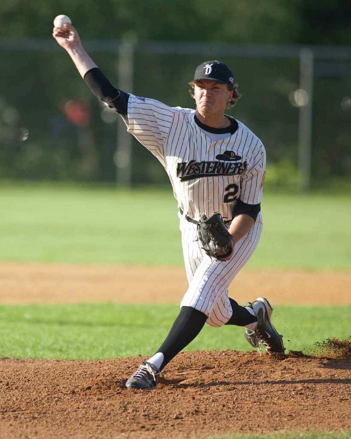 Westerners win fourth straight, move into tie for first place