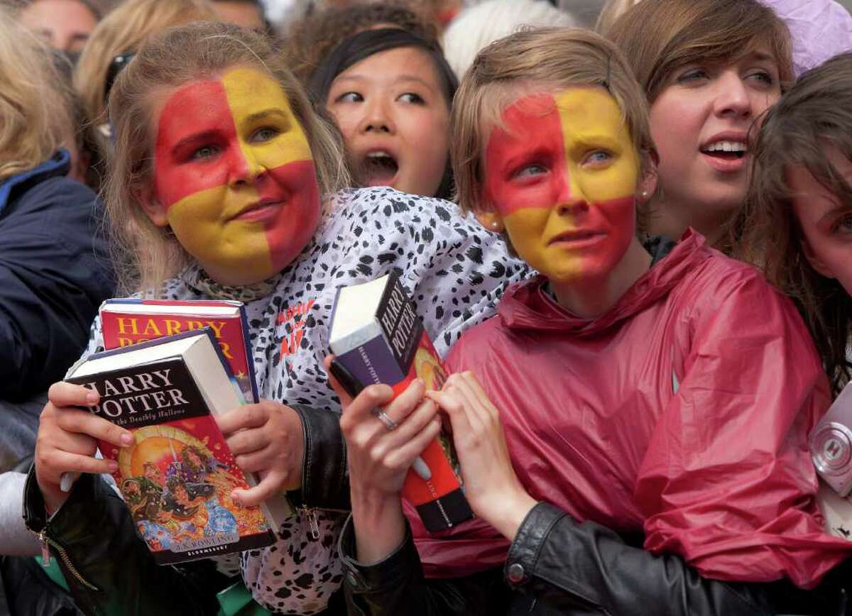 Fans gather for Harry Potter premiere in London