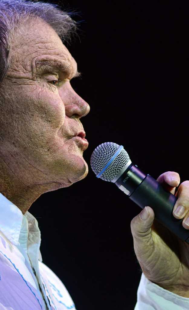 Campbell shines in 1st show since Alzheimer's news