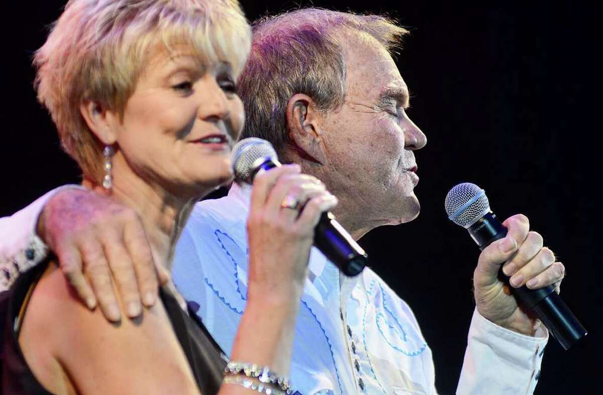 Campbell shines in 1st show since Alzheimer's news