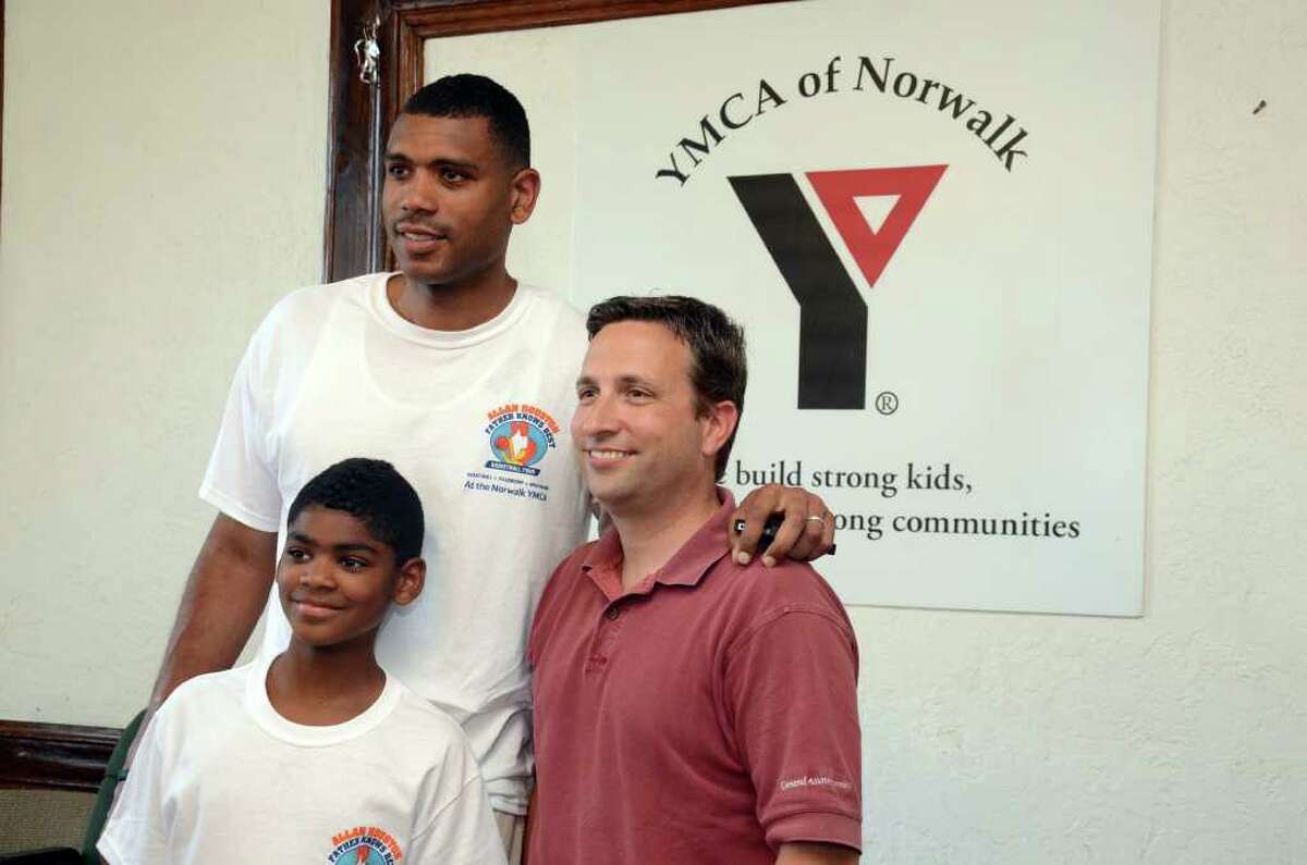 Former Knicks star Allan Houston brings mentoring program to Norwalk
