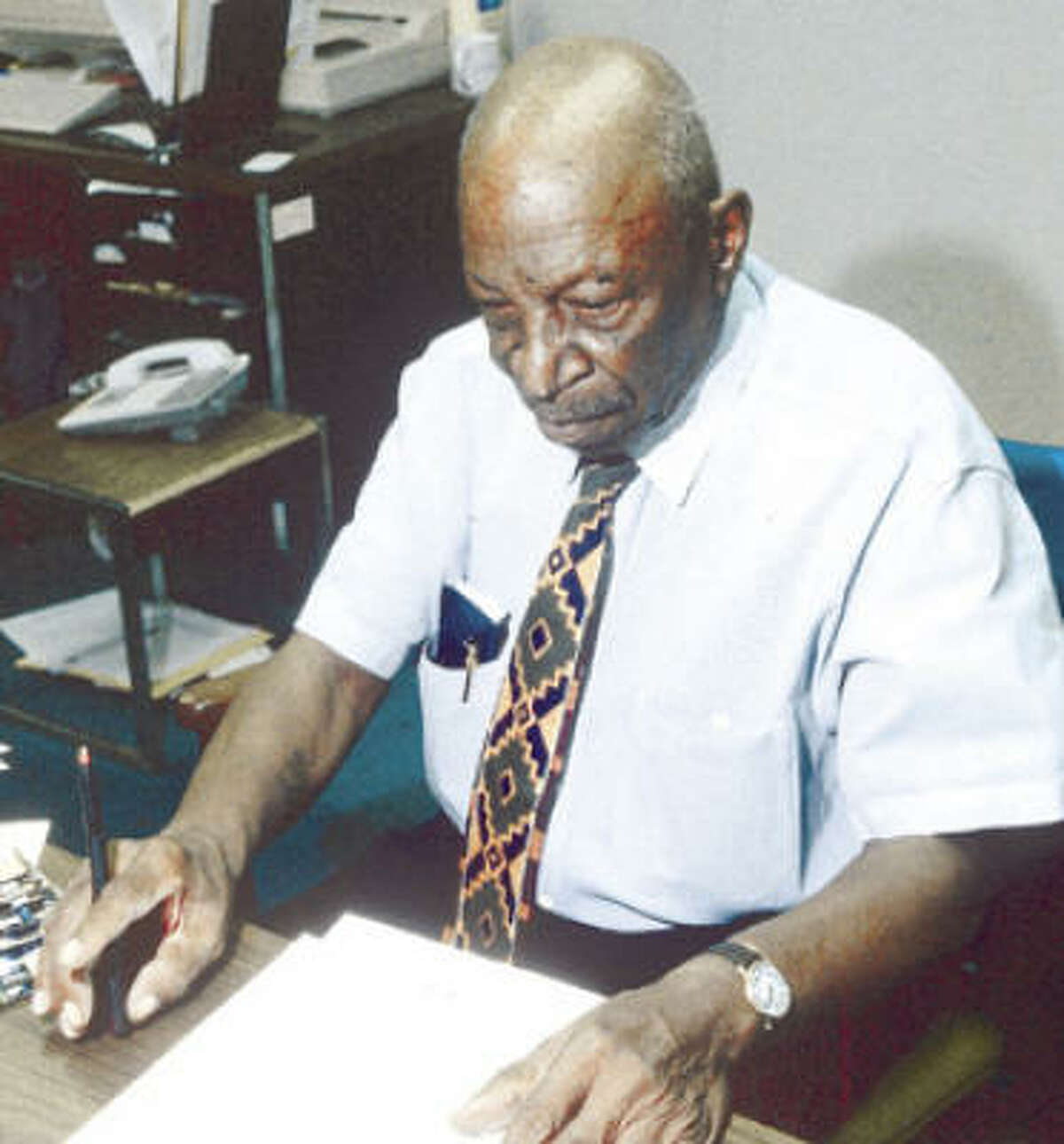 Pioneering black columnist George McElroy dies