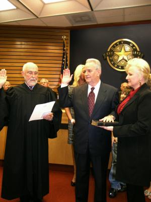 Pasadena mayor takes oath of office