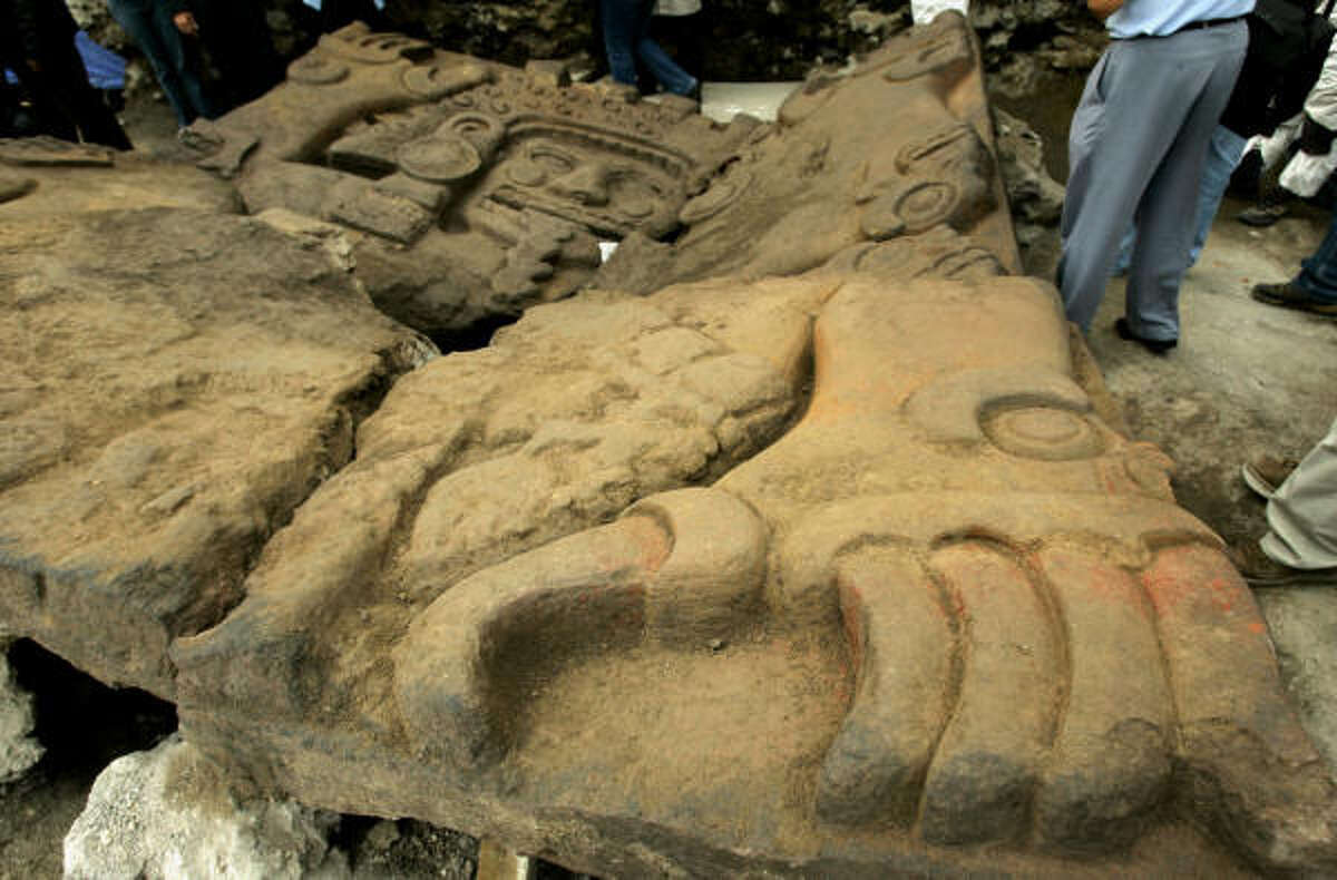 Quake may have opened door to Aztec ruler's tomb