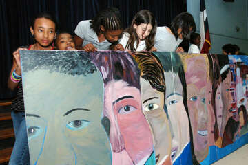 Area artist helps pupils leave a legacy to school (w/photo)