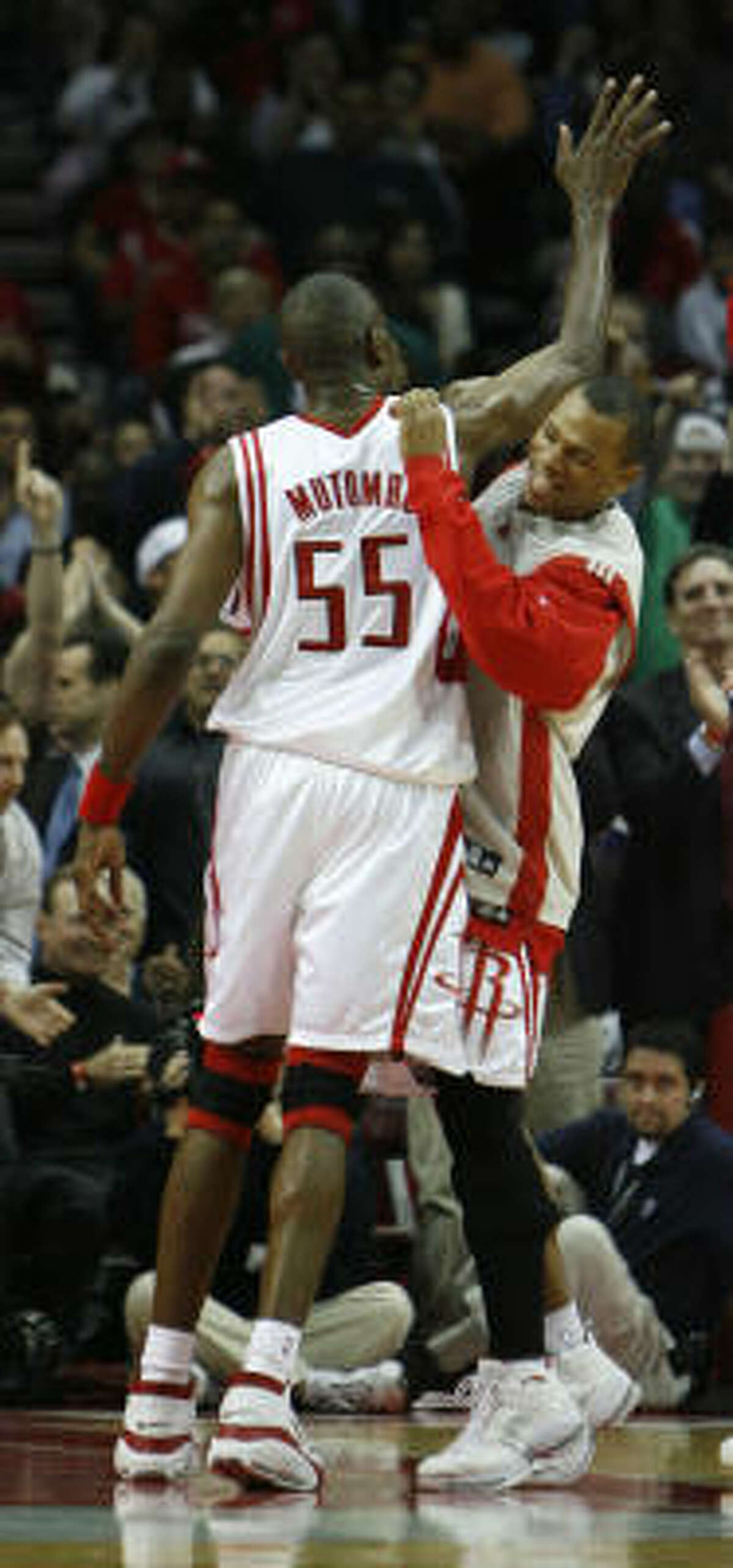 Mutombo, Rockets turn back Lakers
