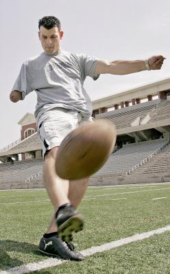 One-armed AFL2 kicker challenges perceptions