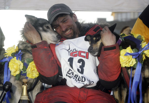 Fans cheer in Nome as musher takes 1,100-mile Iditarod
