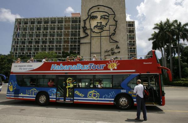Crowds flock to Cuban double-decker tour buses