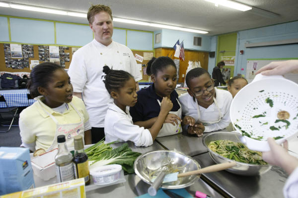 HISD teaching kids to how to prepare fresh foods
