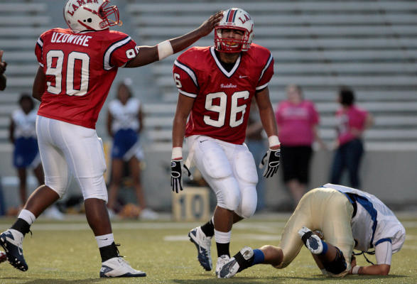 Late touchdown gives Lamar 26-22 win over Elkins
