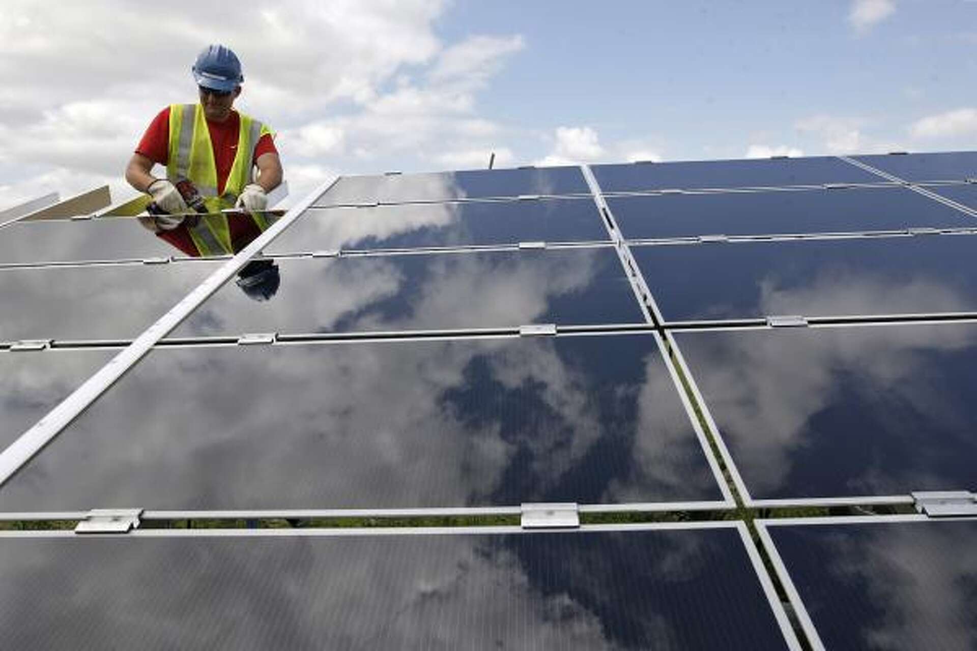 Texas begins to tap the power of solar farms