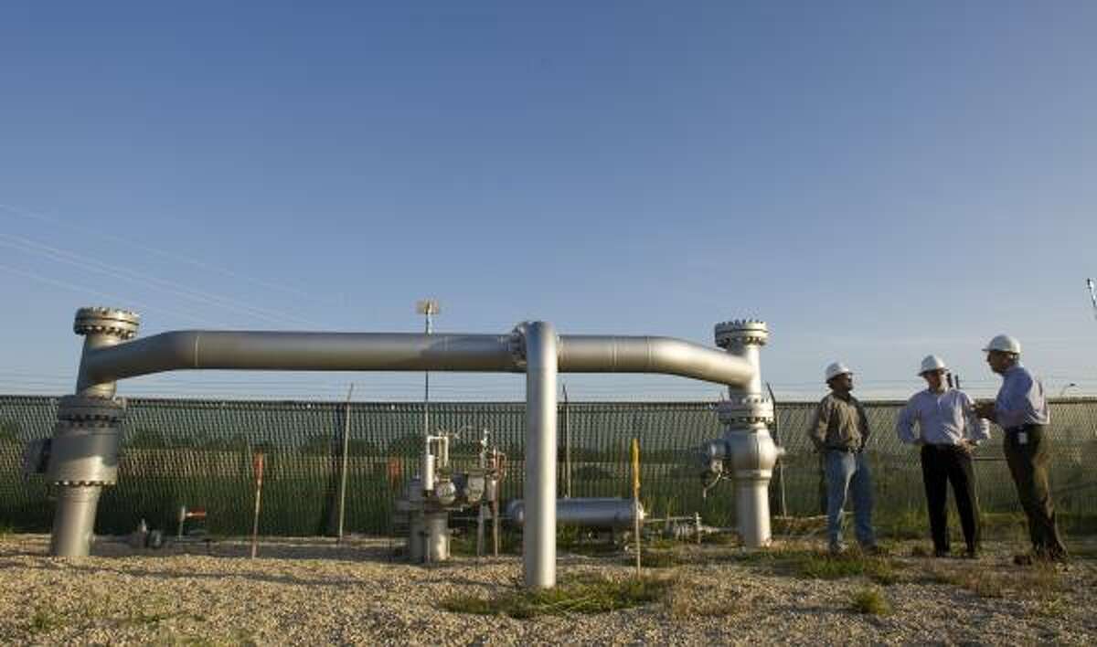 Sounding alarm when pipelines are threatened