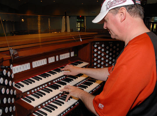Astros' organist hitting right notes at park