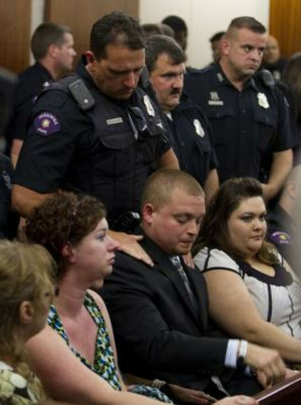 Officer's killer gets 40 years, apologizes to man's family