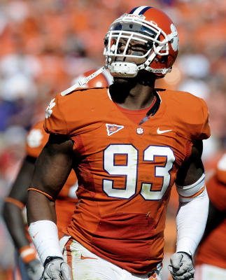 NFL player accused of having gun at NY airport