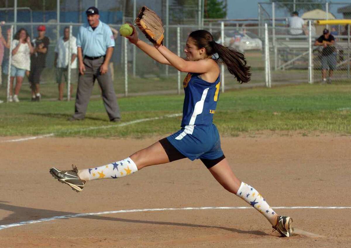 Black Rock softball wins 2-1 in state championship opener
