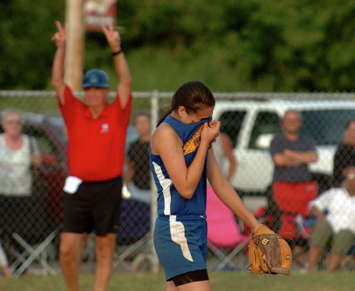 Black Rock softball wins 2-1 in state championship opener