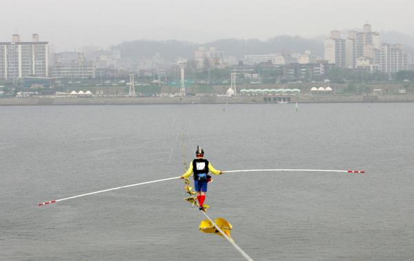 Tightrope walkers in S. Korea vie in high-wire championship