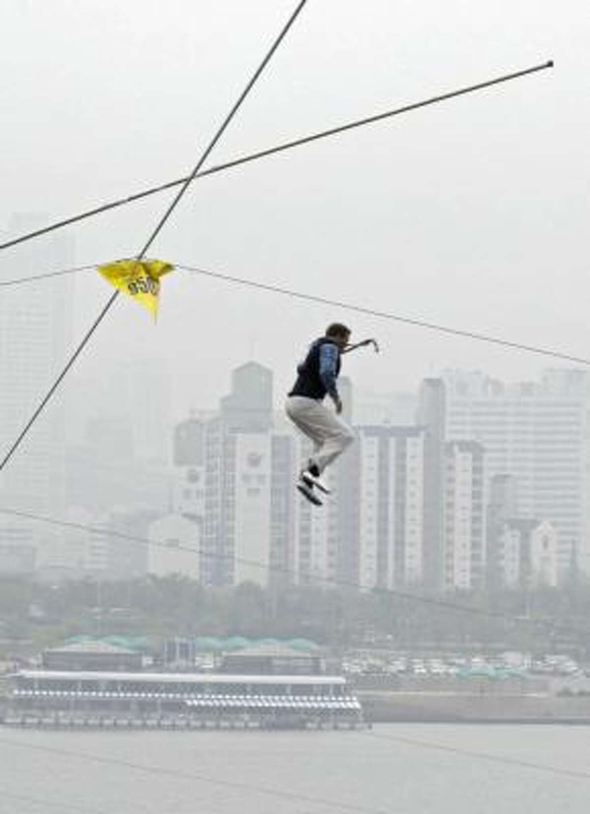 Tightrope walkers in S. Korea vie in high-wire championship