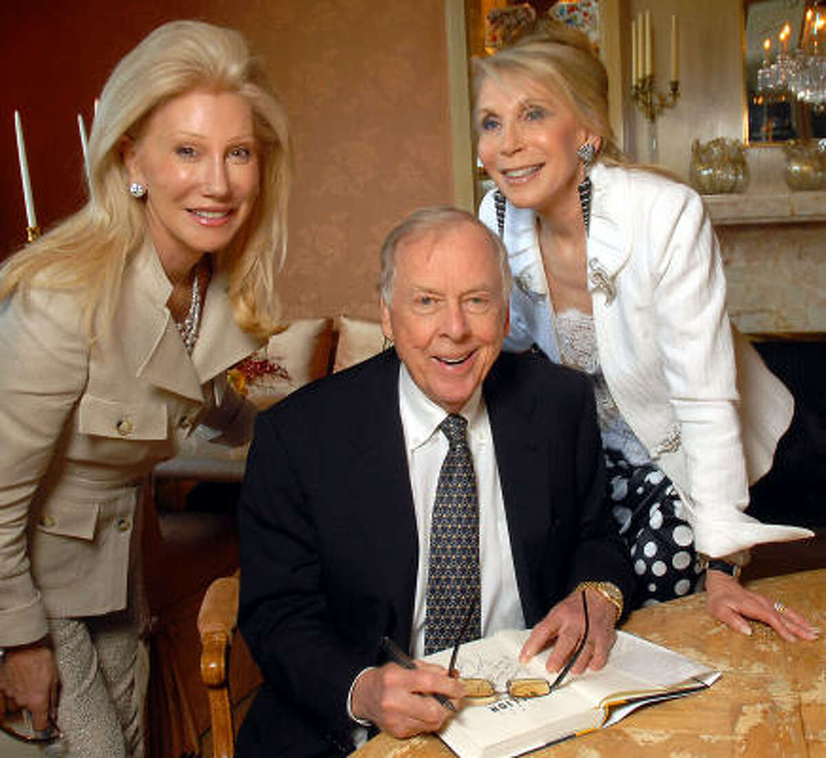 Guests line up for T. Boone Pickens book signing