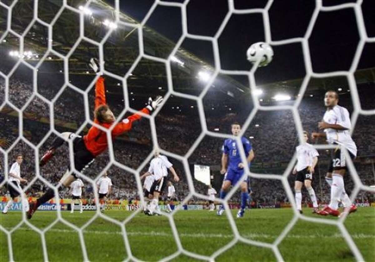 Italy advances on goal surge at World Cup