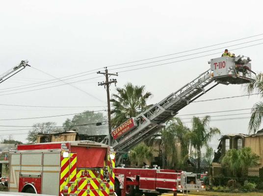 One injured in 4-alarm apartment fire in Seabrook