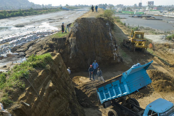 Tsunami of sewage swamps slum in Mexico