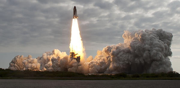 Shuttle launch 'a triumphant moment' for Giffords, Kelly
