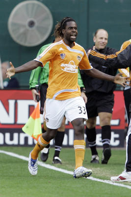 FIFA grants Ngwenya transfer certificate