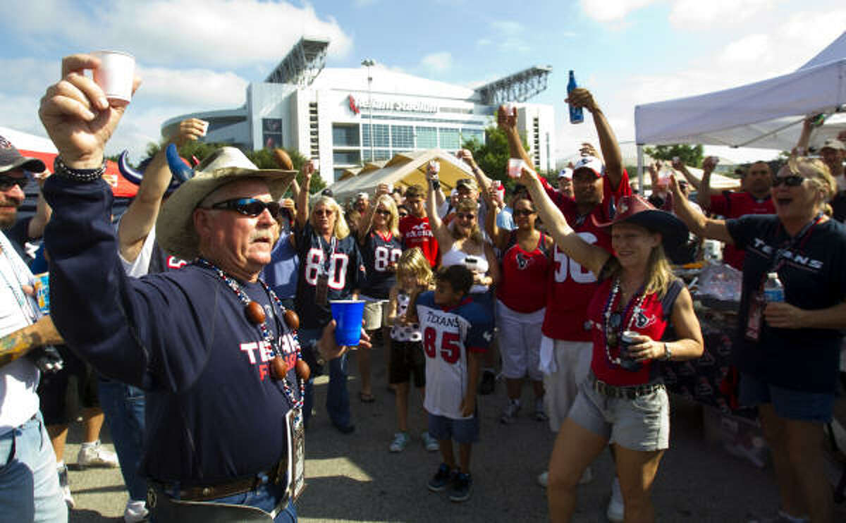 Texans' new rules limit tailgating