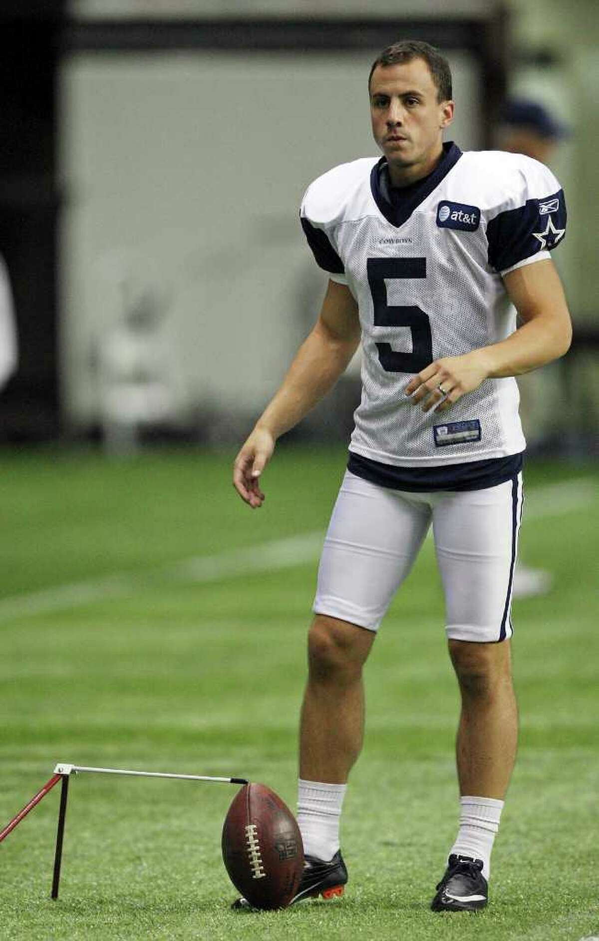 In battle with Buehler, Cowboys' Bailey still kicking