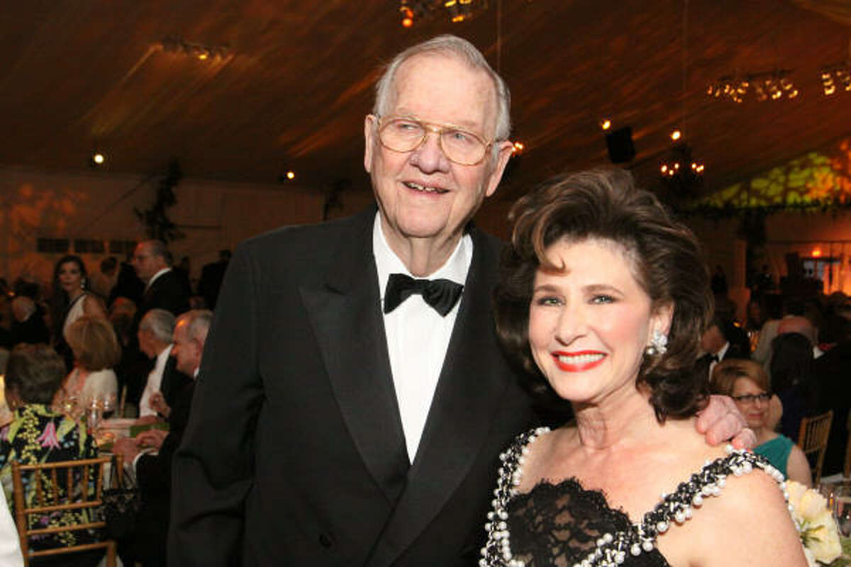 Colleagues, family remember former mayor Lanier at service