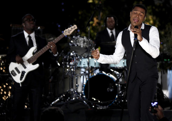 R&B star Maxwell sets Sugar Land date