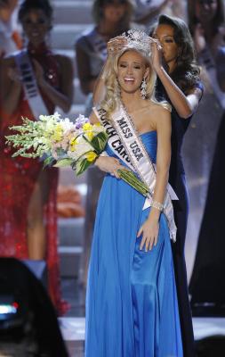 Missouri City beauty hands crown to the new Miss USA