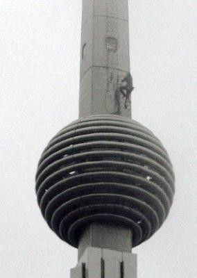 French daredevil climbs one of Malaysia's twin towers