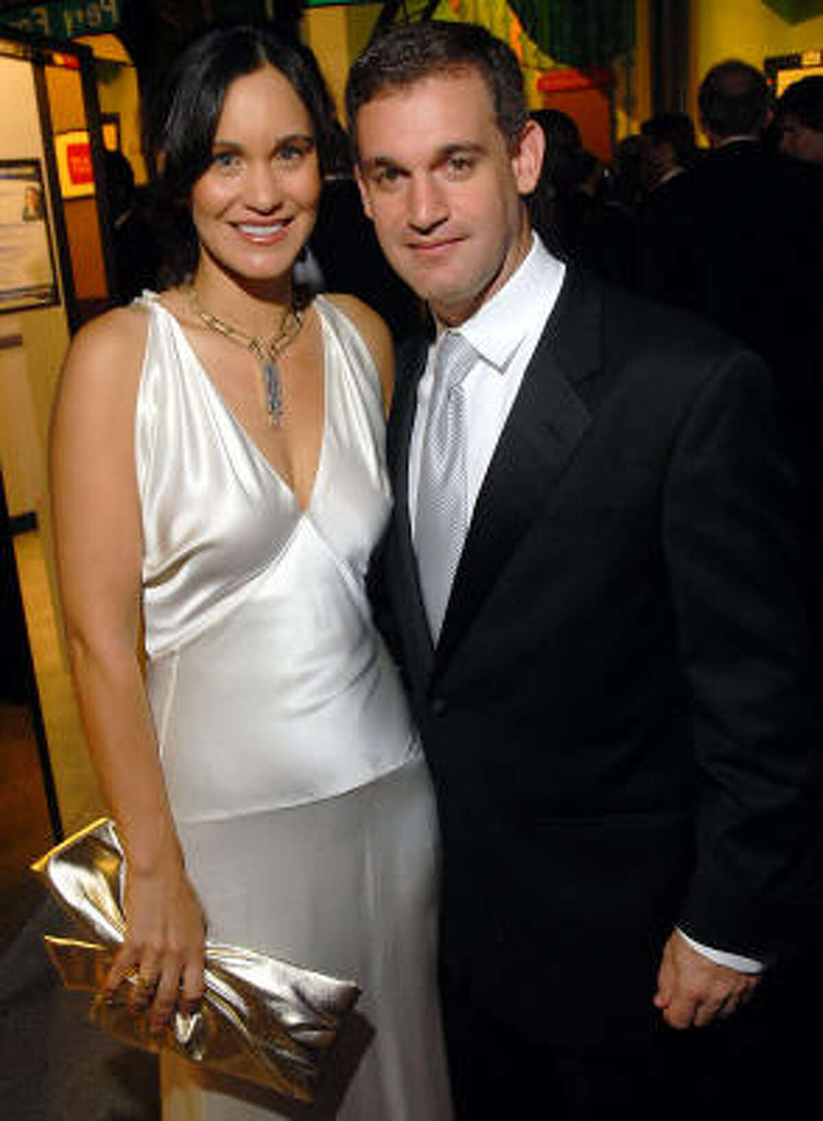 Billionaire couple gives away $100k for Christmas