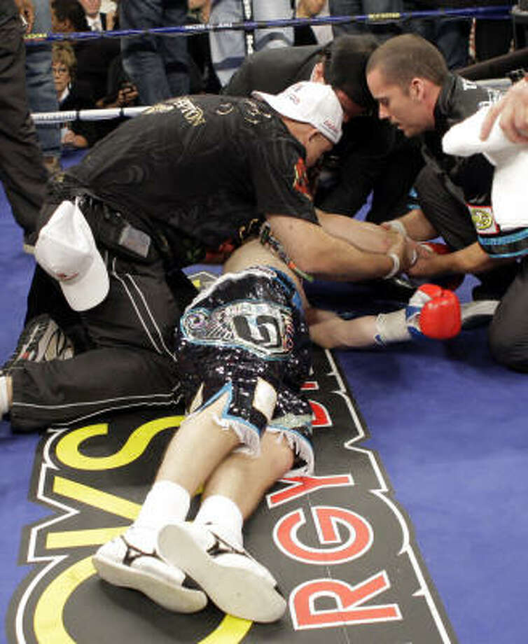 Pacquiao knocks out Hatton - Houston Chronicle