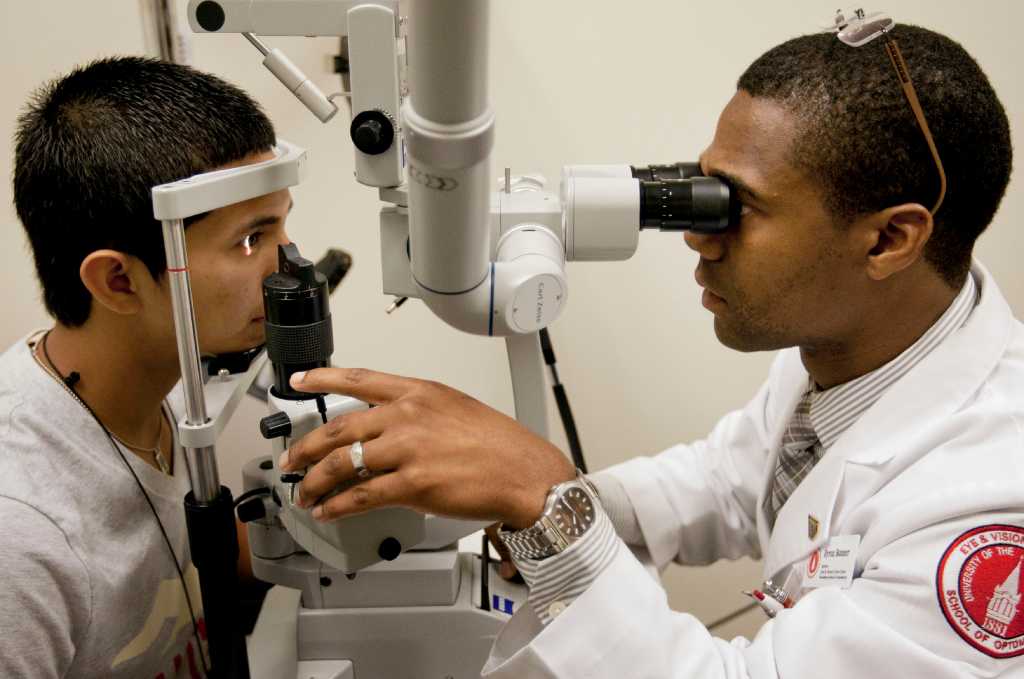 Optometry students work under watchful eyes