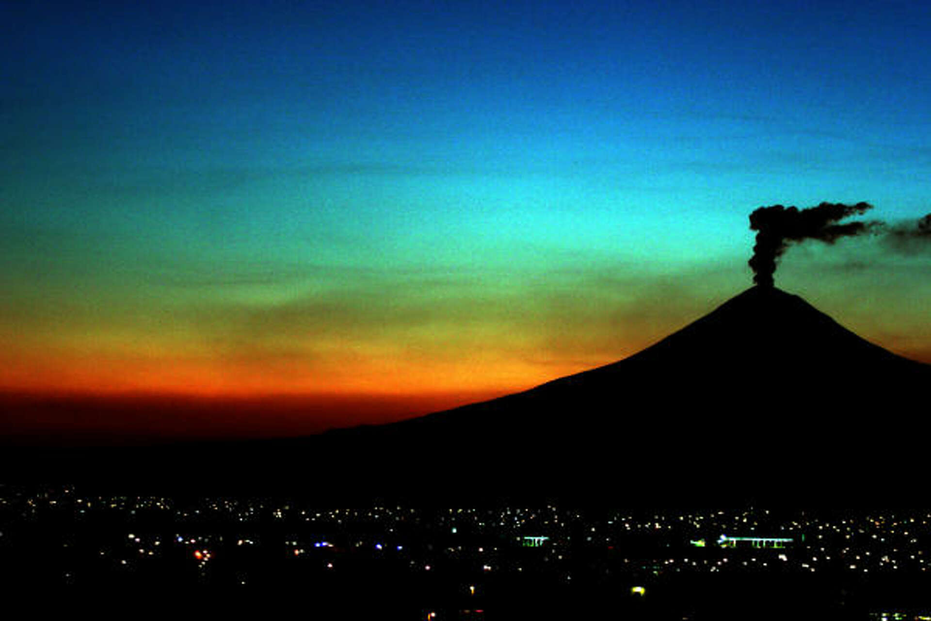 Mexicans on alert as volcano rumbles to life