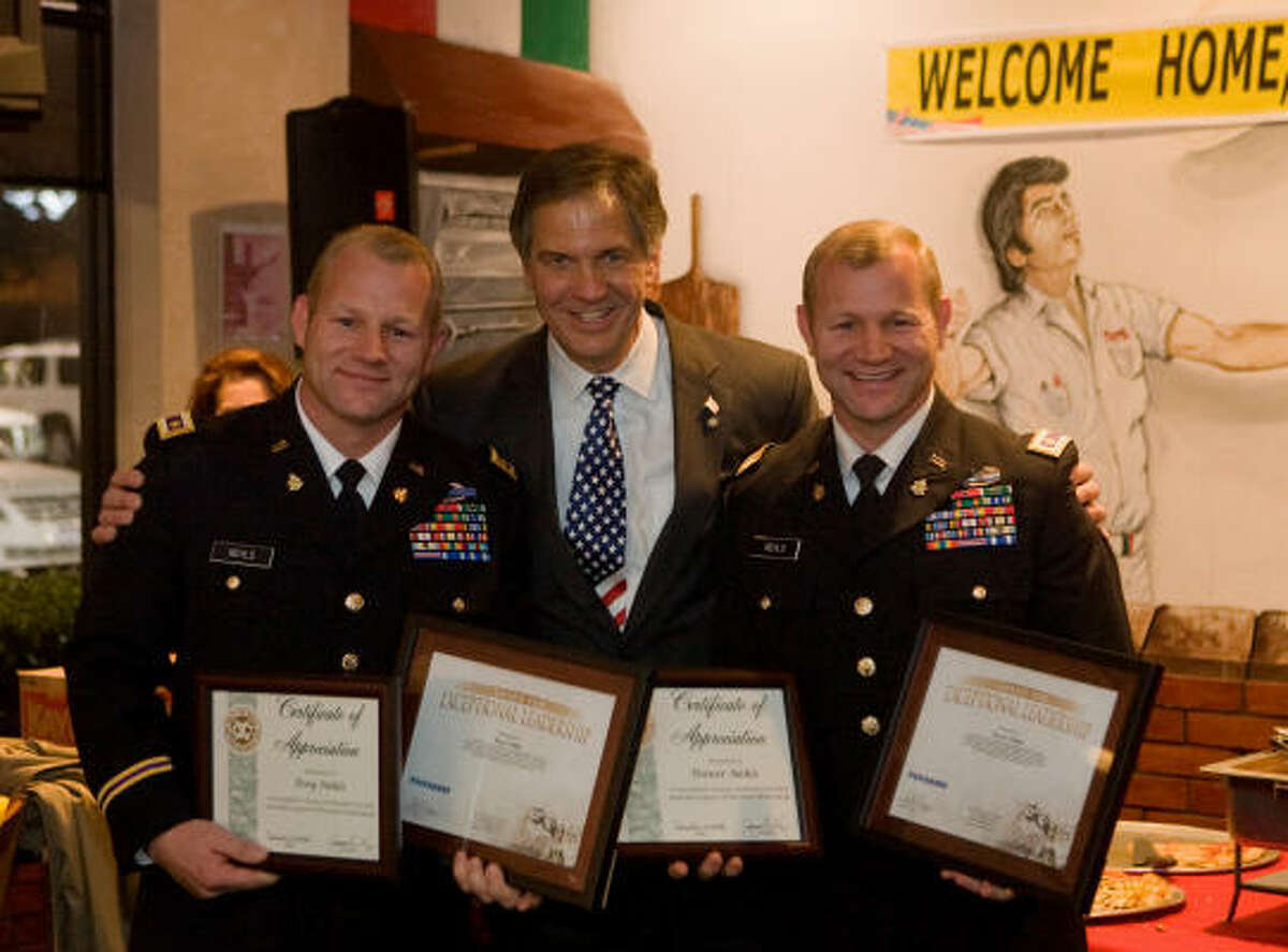 Community greets Fort Bend soldiers