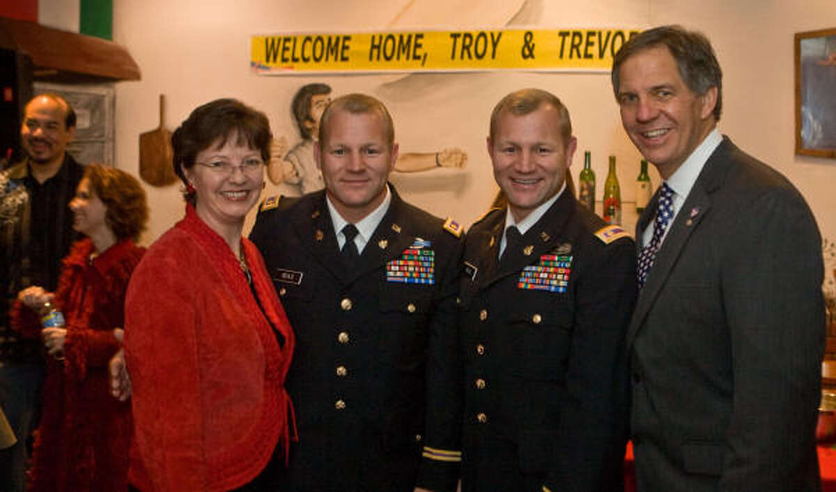 Community greets Fort Bend soldiers