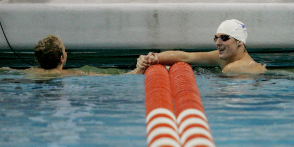 Record-setting swimmer wows 'em in Austin