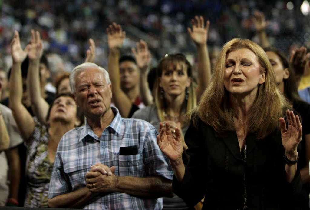 30,000 heed Perry's call for prayer