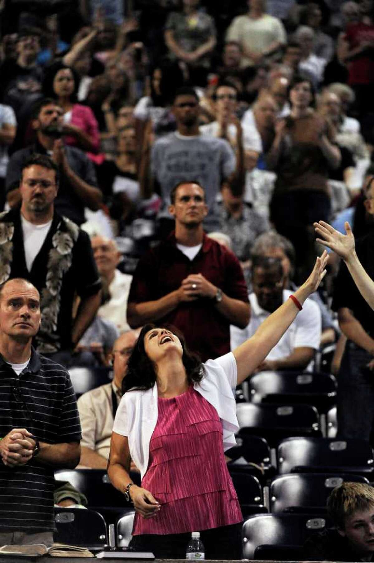 30,000 heed Perry's call for prayer