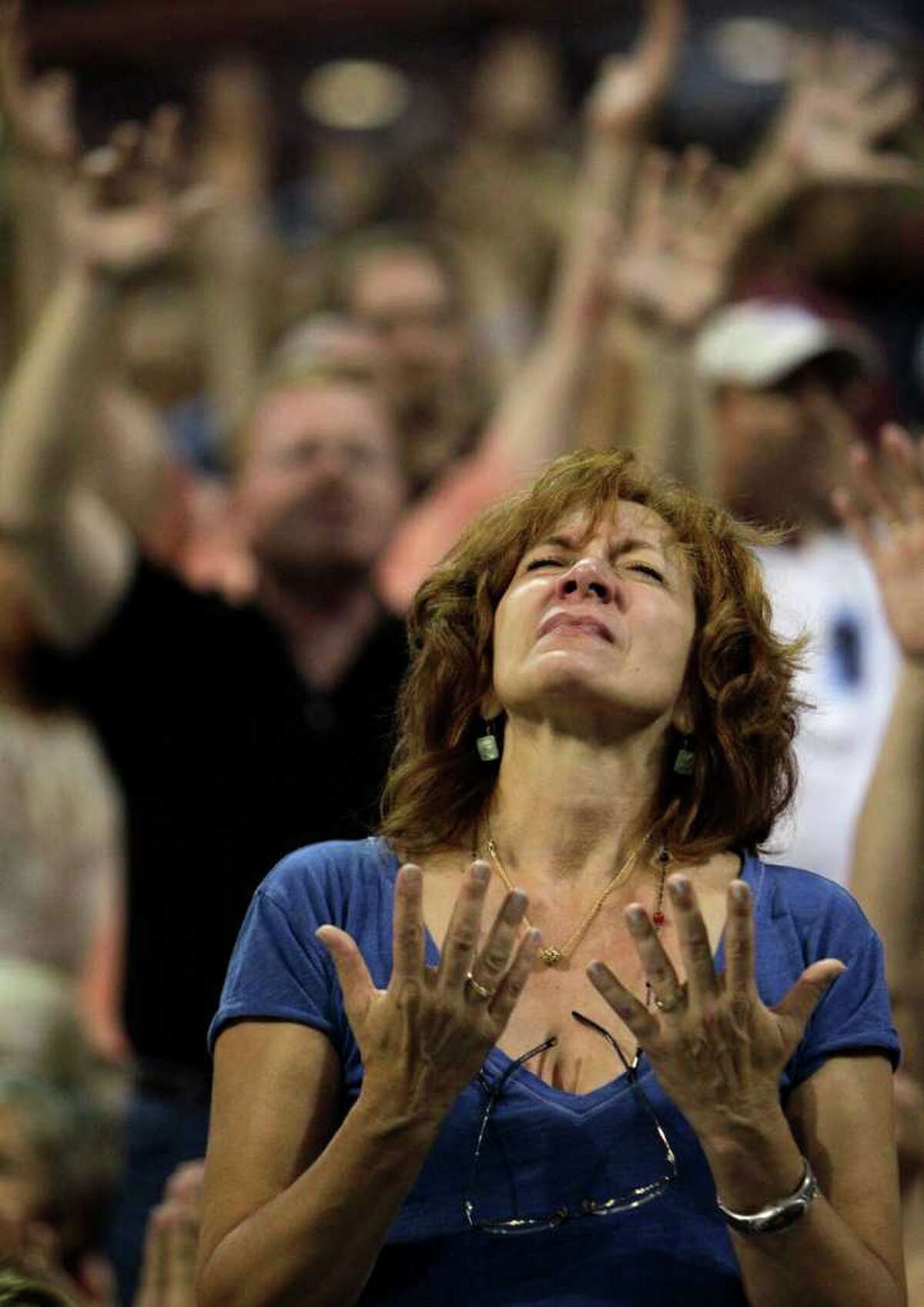 Perry offers praise, prayer but little on politics at The Response