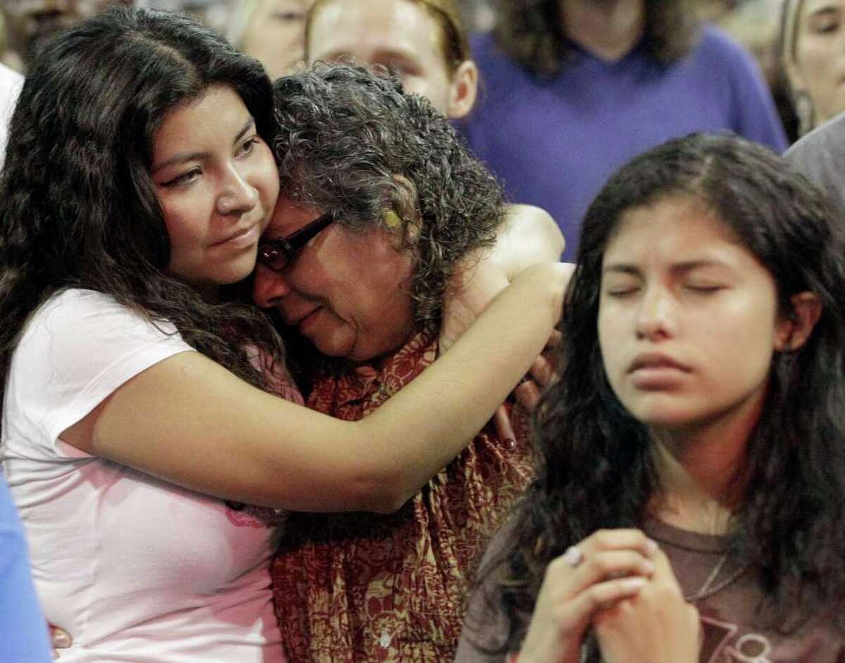 Perry offers praise, prayer but little on politics at The Response