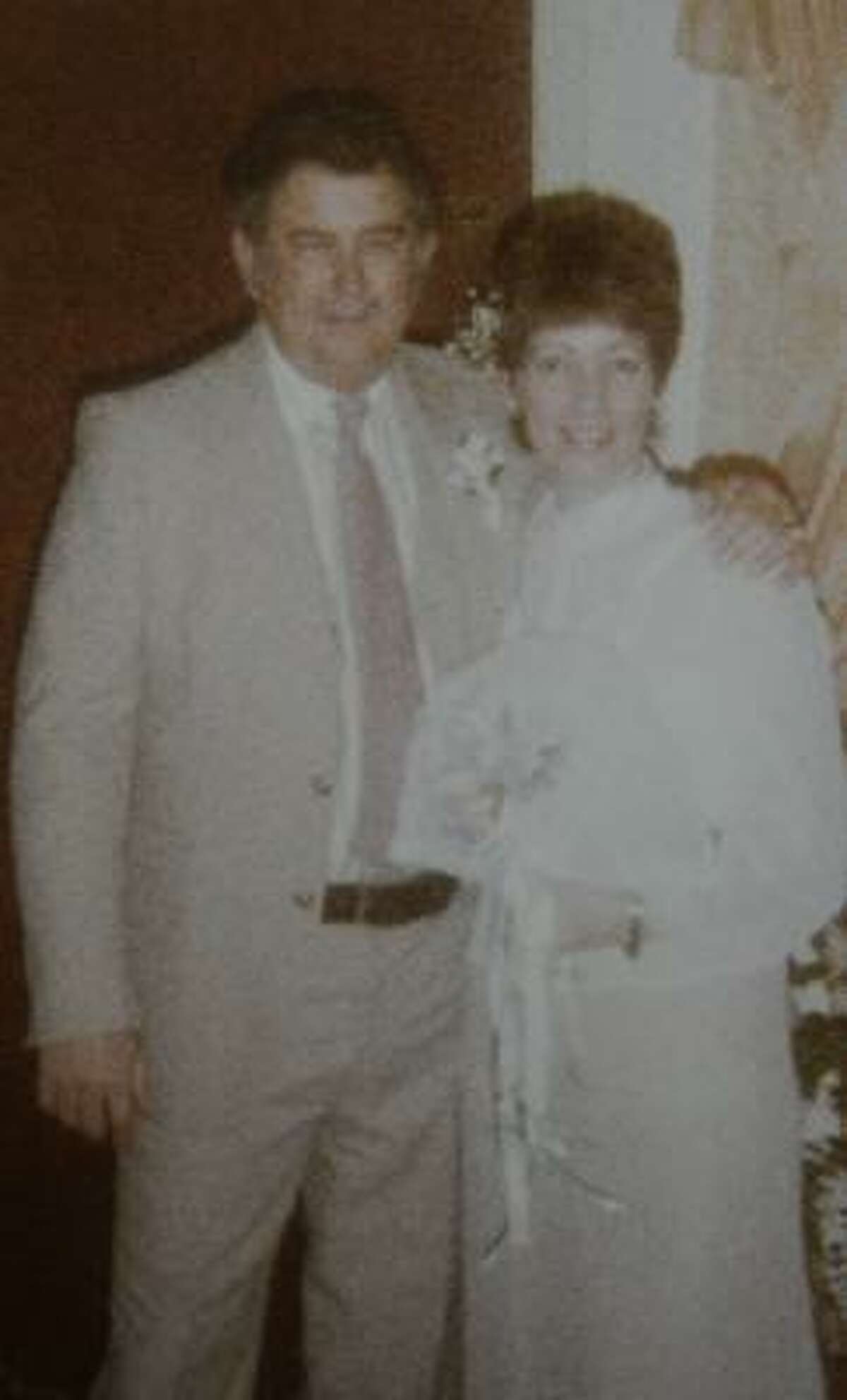 Hints of a darker past for widow charged in '85 death