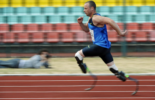 Amputee sprinter Pistorius gets ready for Milan run