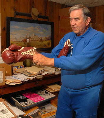 Boxing legend recalls title bout 50 years ago (with photos)